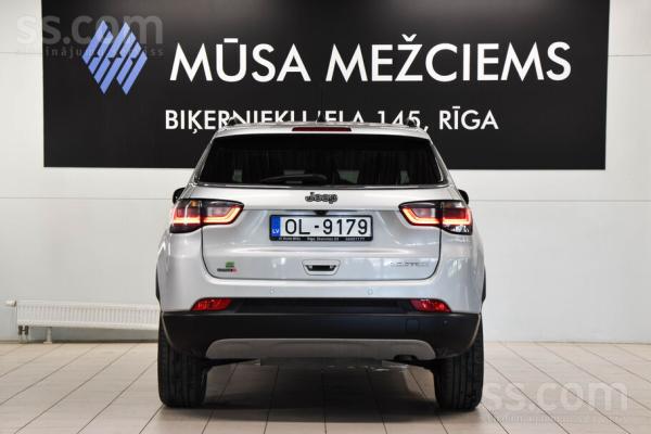 Grey Jeep Compass 2023 in Riga, with an engine capacity of 1.50 L and mileage of 54 thousand km for 21990 €, photo 7 on AUTOMOTO.COM.LV