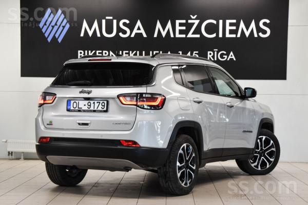 Grey Jeep Compass 2023 in Riga, with an engine capacity of 1.50 L and mileage of 54 thousand km for 21990 €, photo 8 on AUTOMOTO.COM.LV