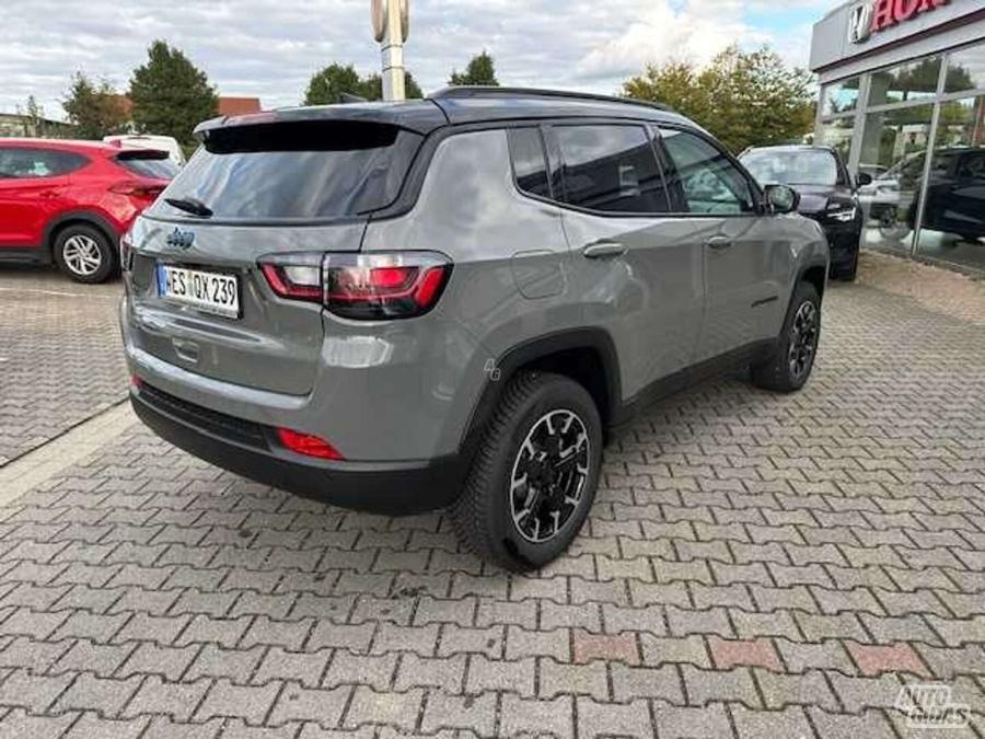 Grey Jeep Compass 2024 in Kaunas, with an engine capacity of 1.30 L and mileage of 16 thousand km for 32690 €, photo 4 on AUTOMOTO.COM.LV