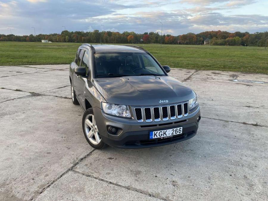 Grey Jeep Compass 2012 in Kaunas, with an engine capacity of 2.14 L and mileage of 250 thousand km for 2000 €, photo 1 on AUTOMOTO.COM.LV