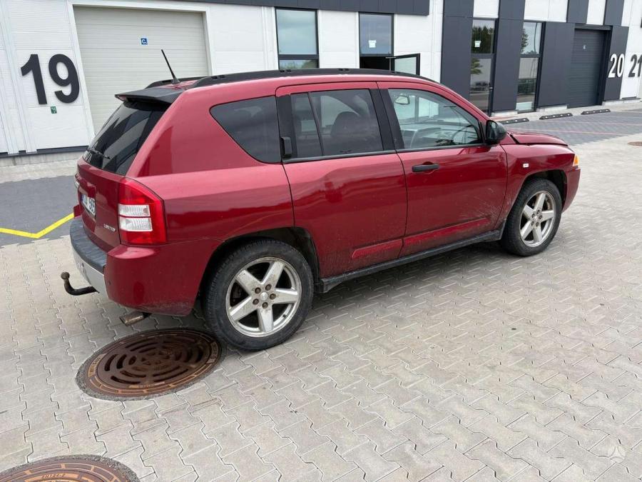 Red Jeep Compass 2010 in Vilnius, with an engine capacity of 1.97 L and mileage of 205 thousand km for 1400 €, photo 4 on AUTOMOTO.COM.LV