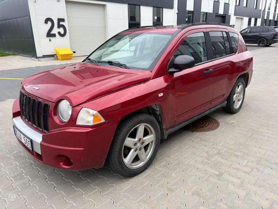 Red Jeep Compass 2010 in Vilnius, with an engine capacity of 1.97 L and mileage of 205 thousand km for 1400 €, photo 5 on AUTOMOTO.COM.LV
