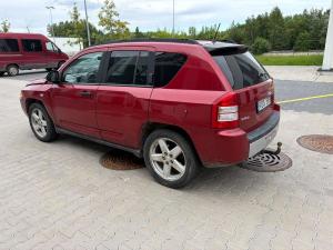 Red Jeep Compass 2010 in Vilnius, with an engine capacity of 1.97 L and mileage of 205 thousand km for 1400 €, photo 8 on AUTOMOTO.COM.LV
