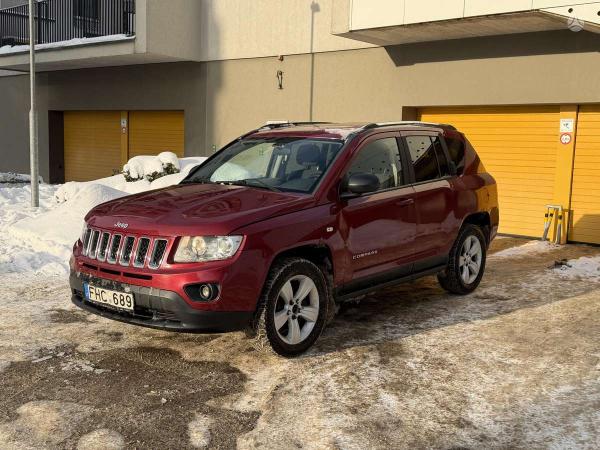 Red Jeep Compass 2011 in Vilnius, with an engine capacity of 2.36 L and mileage of 158 thousand km for 2650 €, photo 2 on AUTOMOTO.COM.LV