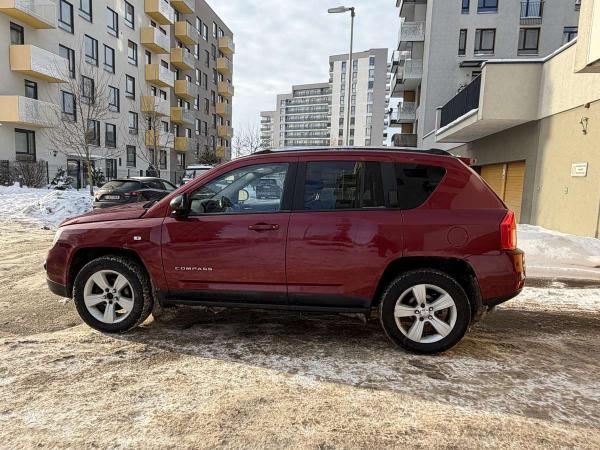 Red Jeep Compass 2011 in Vilnius, with an engine capacity of 2.36 L and mileage of 158 thousand km for 2650 €, photo 3 on AUTOMOTO.COM.LV