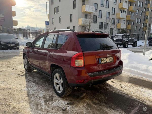 Red Jeep Compass 2011 in Vilnius, with an engine capacity of 2.36 L and mileage of 158 thousand km for 2650 €, photo 4 on AUTOMOTO.COM.LV