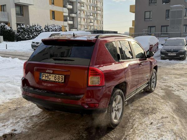Red Jeep Compass 2011 in Vilnius, with an engine capacity of 2.36 L and mileage of 158 thousand km for 2650 €, photo 6 on AUTOMOTO.COM.LV