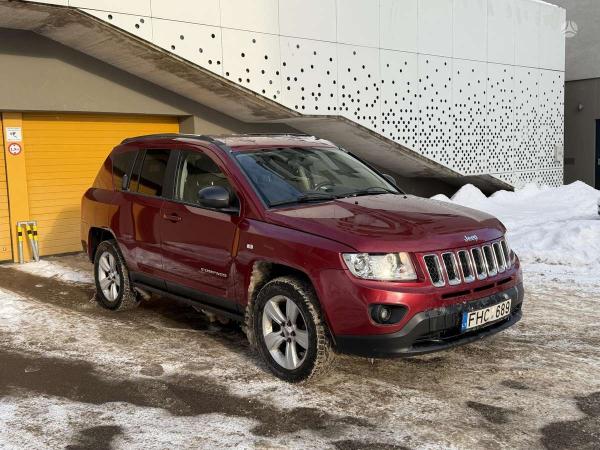 Red Jeep Compass 2011 in Vilnius, with an engine capacity of 2.36 L and mileage of 158 thousand km for 2650 €, photo 9 on AUTOMOTO.COM.LV