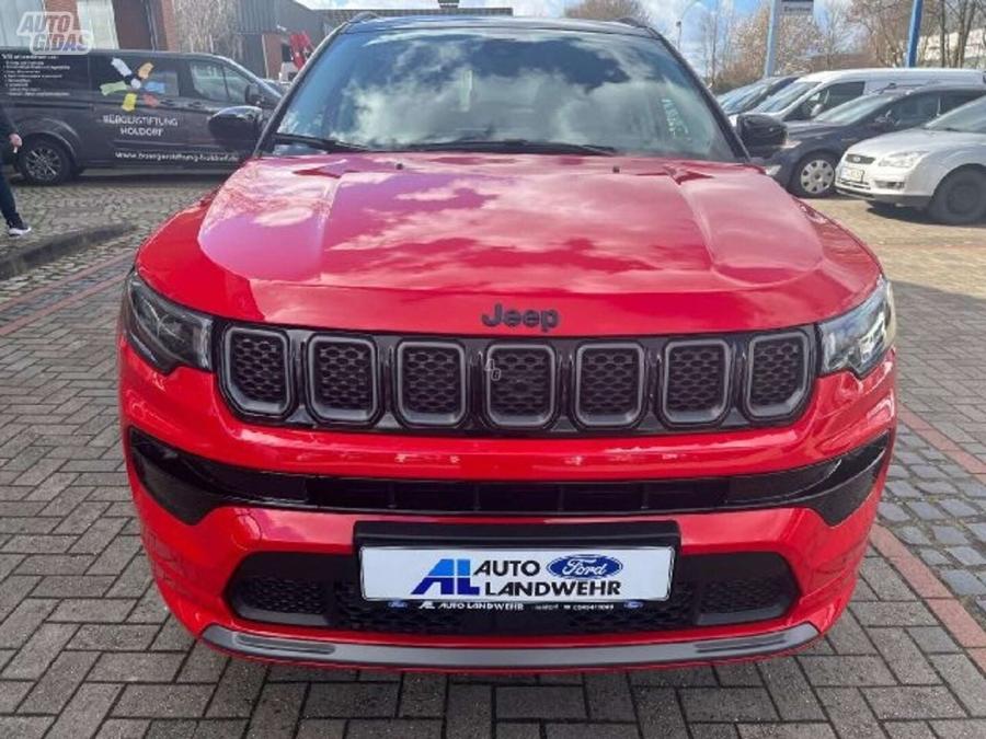 Red Jeep Compass 2022 in Kaunas, with an engine capacity of 1.30 L and mileage of 12 thousand km for 32381 €, photo 3 on AUTOMOTO.COM.LV