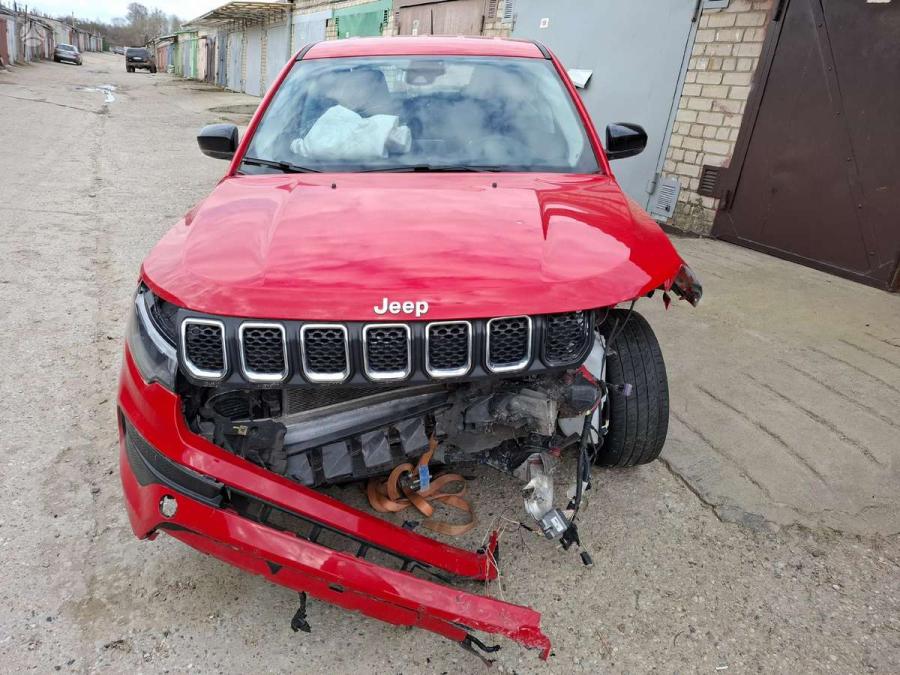 Red Jeep Compass 2022 in Elektrenai, with an engine capacity of 1.50 L and mileage of 59 thousand km for 8999 €, photo 2 on AUTOMOTO.COM.LV