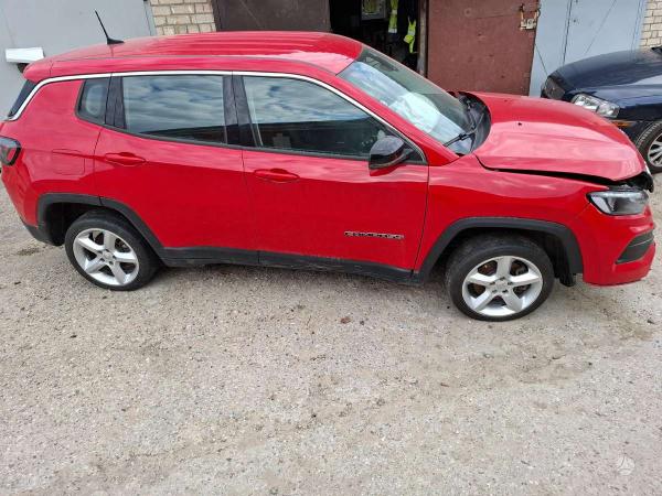 Sarkans Jeep Compass 2022 Elektrėnai, ar dzinēja tilpumu 1.50 L un nobraukumu 59 tūkst. km par 8999 €, foto 3 vietnē AUTOMOTO.COM.LV