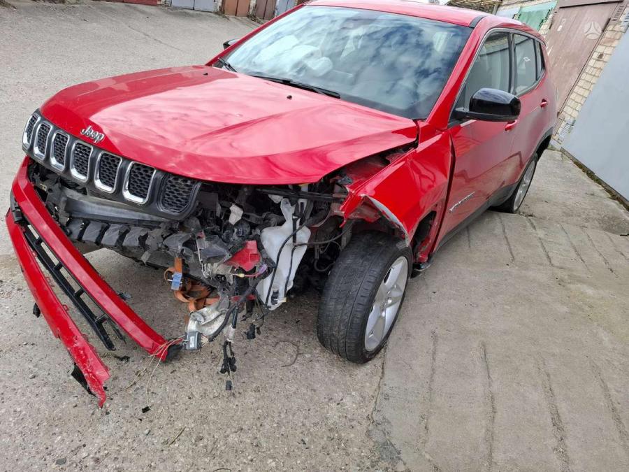 Red Jeep Compass 2022 in Elektrenai, with an engine capacity of 1.50 L and mileage of 59 thousand km for 8999 €, photo 4 on AUTOMOTO.COM.LV