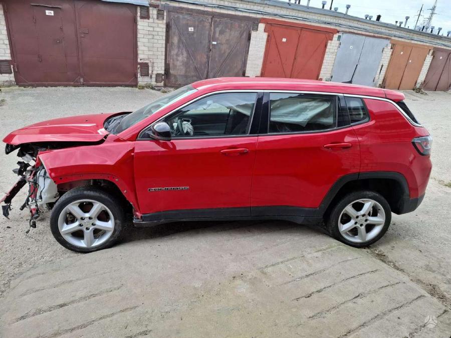 Red Jeep Compass 2022 in Elektrenai, with an engine capacity of 1.50 L and mileage of 59 thousand km for 8999 €, photo 6 on AUTOMOTO.COM.LV