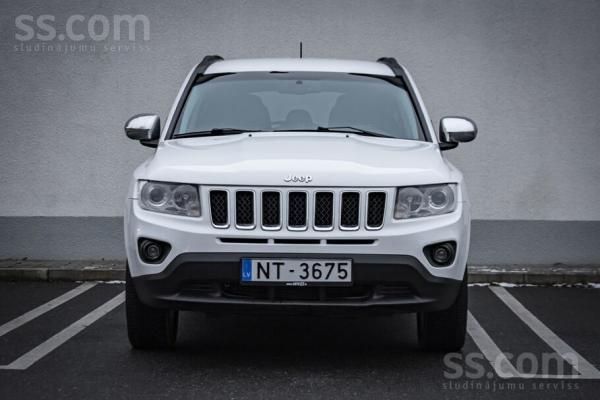 White Jeep Compass 2011 in Riga, with an engine capacity of 2.10 L and mileage of 0 thousand km for 5950 €, photo 2 on AUTOMOTO.COM.LV