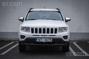 White Jeep Compass 2011 in Riga, with an engine capacity of 2.10 L and mileage of 0 thousand km for 5950 €, photo 2 on AUTOMOTO.COM.LV
