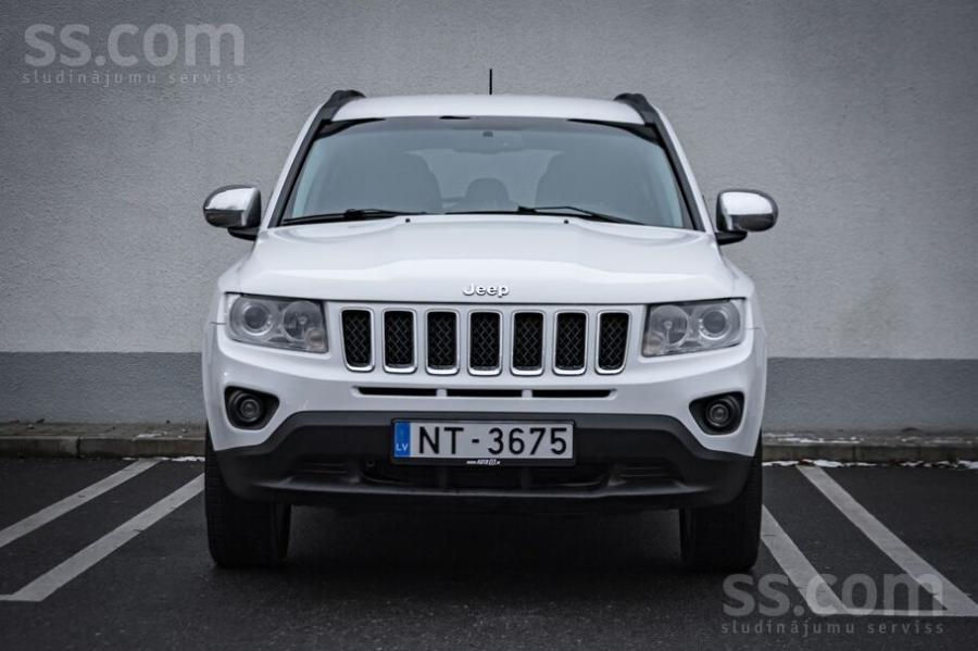 White Jeep Compass 2011 in Riga, with an engine capacity of 2.10 L and mileage of 0 thousand km for 5950 €, photo 2 on AUTOMOTO.COM.LV