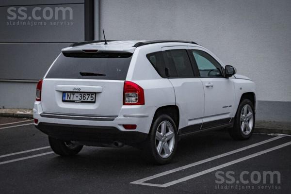 White Jeep Compass 2011 in Riga, with an engine capacity of 2.10 L and mileage of 0 thousand km for 5950 €, photo 4 on AUTOMOTO.COM.LV
