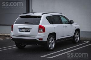 White Jeep Compass 2011 in Riga, with an engine capacity of 2.10 L and mileage of 0 thousand km for 5950 €, photo 4 on AUTOMOTO.COM.LV