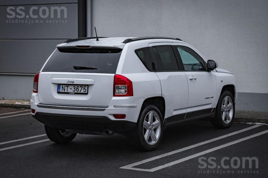 White Jeep Compass 2011 in Riga, with an engine capacity of 2.10 L and mileage of 0 thousand km for 5950 €, photo 4 on AUTOMOTO.COM.LV