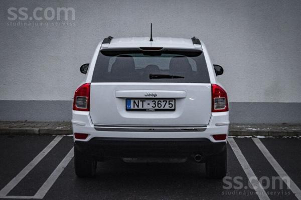 White Jeep Compass 2011 in Riga, with an engine capacity of 2.10 L and mileage of 0 thousand km for 5950 €, photo 5 on AUTOMOTO.COM.LV