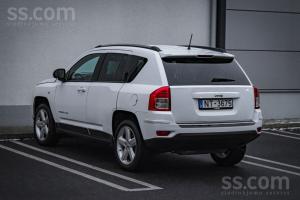 White Jeep Compass 2011 in Riga, with an engine capacity of 2.10 L and mileage of 0 thousand km for 5950 €, photo 7 on AUTOMOTO.COM.LV