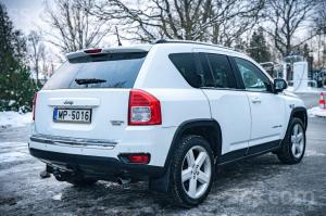 White Jeep Compass 2011 in Riga, with an engine capacity of 2.00 L and mileage of 0 thousand km for 4990 €, photo 4 on AUTOMOTO.COM.LV