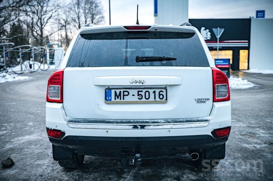 White Jeep Compass 2011 in Riga, with an engine capacity of 2.00 L and mileage of 0 thousand km for 4990 €, photo 5 on AUTOMOTO.COM.LV