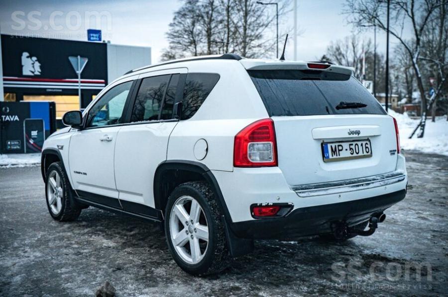 White Jeep Compass 2011 in Riga, with an engine capacity of 2.00 L and mileage of 0 thousand km for 4990 €, photo 6 on AUTOMOTO.COM.LV