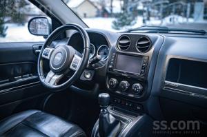 White Jeep Compass 2011 in Riga, with an engine capacity of 2.00 L and mileage of 0 thousand km for 4990 €, photo 7 on AUTOMOTO.COM.LV