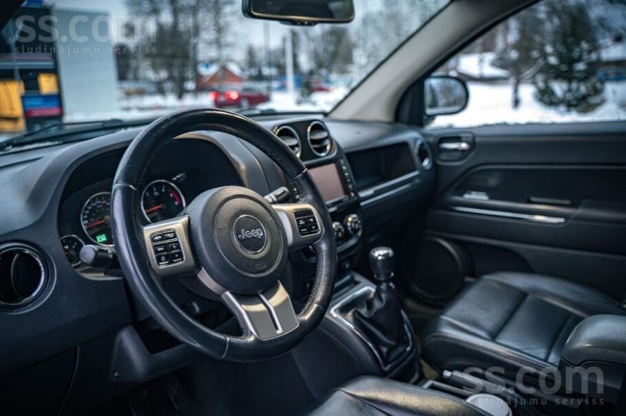 White Jeep Compass 2011 in Riga, with an engine capacity of 2.00 L and mileage of 0 thousand km for 4990 €, photo 10 on AUTOMOTO.COM.LV