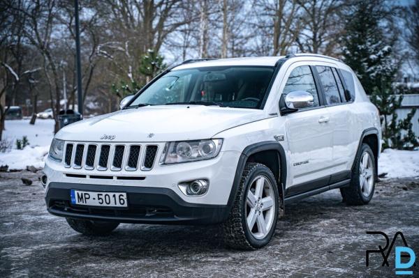 White Jeep Compass 2011 in Riga, with an engine capacity of 2.00 L and mileage of 264 thousand km for 4990 €, photo 1 on AUTOMOTO.COM.LV