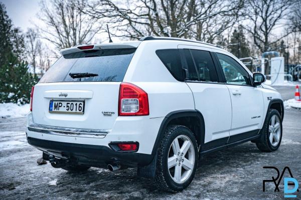 White Jeep Compass 2011 in Riga, with an engine capacity of 2.00 L and mileage of 264 thousand km for 4990 €, photo 3 on AUTOMOTO.COM.LV