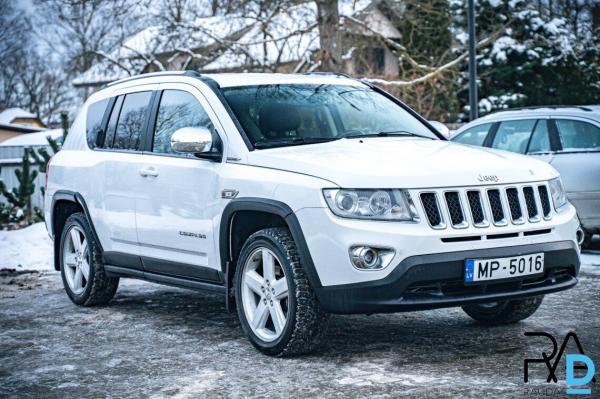 White Jeep Compass 2011 in Riga, with an engine capacity of 2.00 L and mileage of 264 thousand km for 4990 €, photo 4 on AUTOMOTO.COM.LV