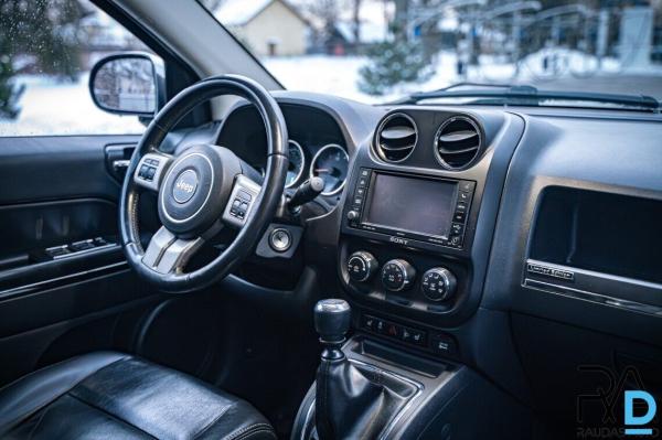 White Jeep Compass 2011 in Riga, with an engine capacity of 2.00 L and mileage of 264 thousand km for 4990 €, photo 5 on AUTOMOTO.COM.LV