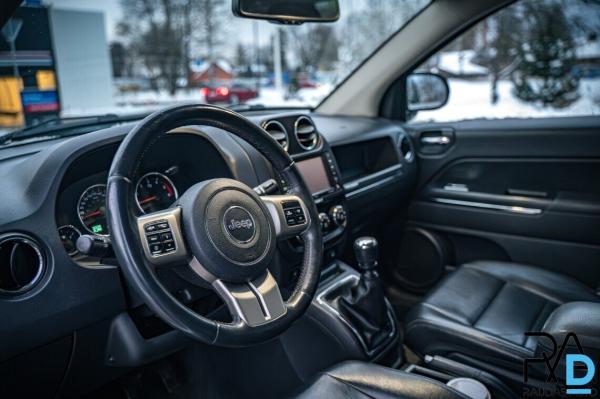 White Jeep Compass 2011 in Riga, with an engine capacity of 2.00 L and mileage of 264 thousand km for 4990 €, photo 8 on AUTOMOTO.COM.LV