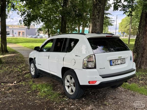 White Jeep Compass 2011 in Salcininkai, with an engine capacity of 2.40 L and mileage of 200 thousand km for 2400 €, photo 3 on AUTOMOTO.COM.LV