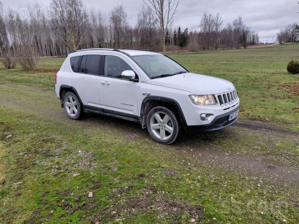 White Jeep Compass 2012 in Saldus, with an engine capacity of 2.20 L and mileage of 284 thousand km for 4900 €, photo 1 on AUTOMOTO.COM.LV