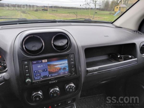 White Jeep Compass 2012 in Saldus, with an engine capacity of 2.20 L and mileage of 284 thousand km for 4900 €, photo 7 on AUTOMOTO.COM.LV