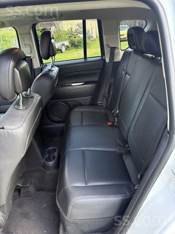 White Jeep Compass 2013 in Jelgava, with an engine capacity of 2.40 L and mileage of 225 thousand km for 7600 €, photo 3 on AUTOMOTO.COM.LV