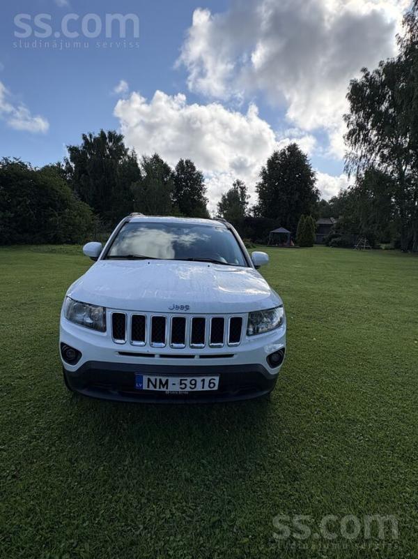 White Jeep Compass 2013 in Jelgava, with an engine capacity of 2.40 L and mileage of 225 thousand km for 7600 €, photo 4 on AUTOMOTO.COM.LV