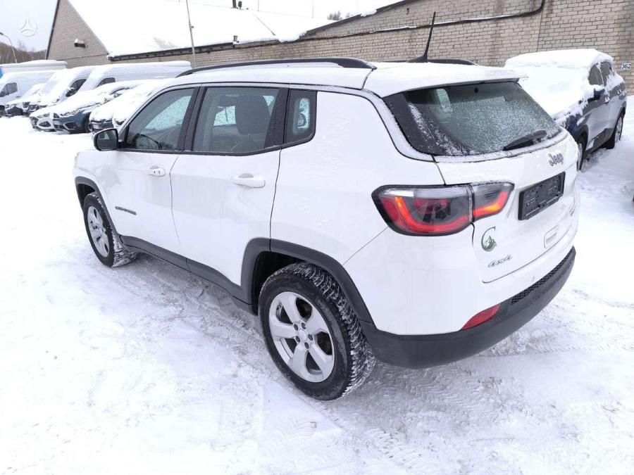 White Jeep Compass 2017 in Taurage, with an engine capacity of 2.00 L and mileage of 228 thousand km for 8850 €, photo 2 on AUTOMOTO.COM.LV