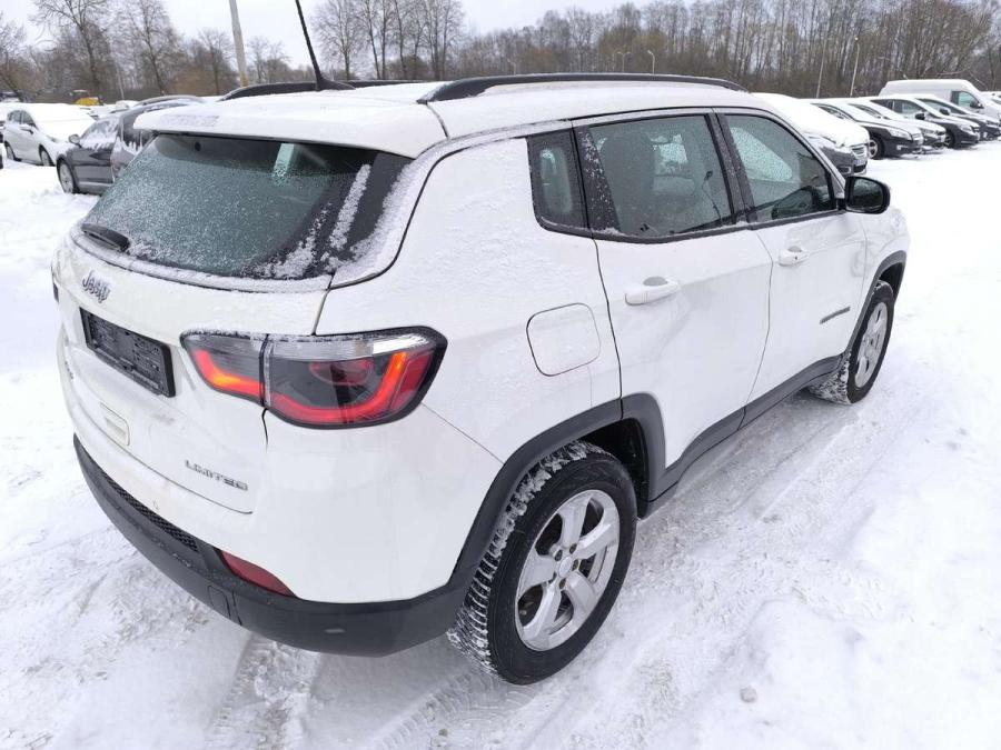 White Jeep Compass 2017 in Taurage, with an engine capacity of 2.00 L and mileage of 228 thousand km for 8850 €, photo 4 on AUTOMOTO.COM.LV
