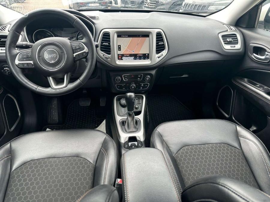 White Jeep Compass 2018 in Kaunas, with an engine capacity of 2.00 L and mileage of 44 thousand km for 21885 €, photo 8 on AUTOMOTO.COM.LV