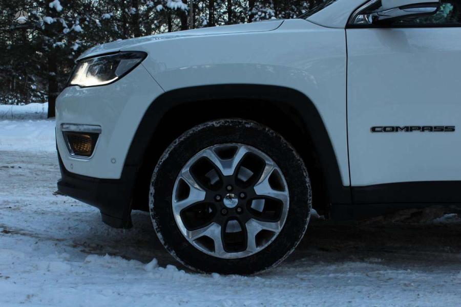 White Jeep Compass 2018 in Vilnius, with an engine capacity of 1.96 L and mileage of 101 thousand km for 15499 €, photo 7 on AUTOMOTO.COM.LV