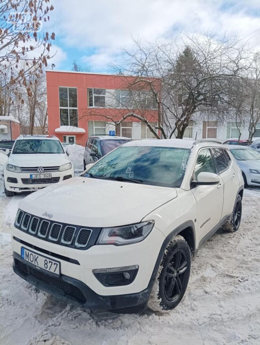 White Jeep Compass 2018 in Klaipeda, with an engine capacity of 2.40 L and mileage of 90 thousand km for 12800 €, photo 1 on AUTOMOTO.COM.LV