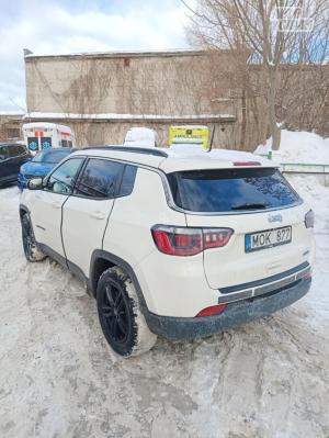 White Jeep Compass 2018 in Klaipeda, with an engine capacity of 2.40 L and mileage of 90 thousand km for 12800 €, photo 4 on AUTOMOTO.COM.LV
