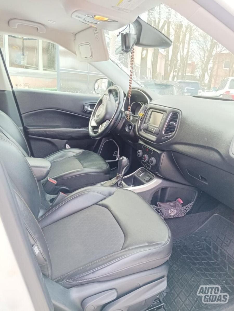 White Jeep Compass 2018 in Klaipeda, with an engine capacity of 2.40 L and mileage of 90 thousand km for 12800 €, photo 8 on AUTOMOTO.COM.LV