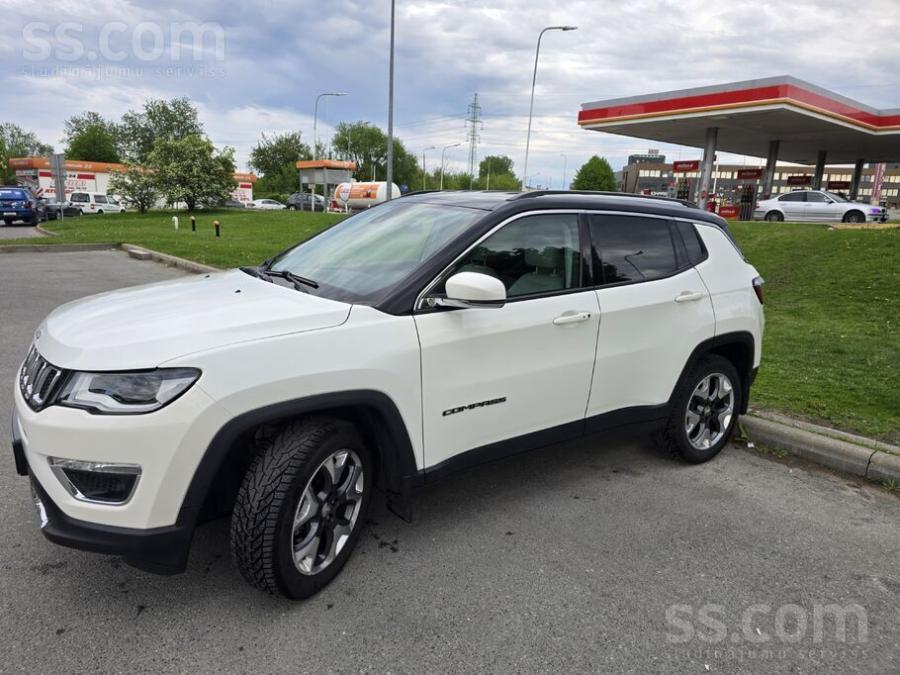White Jeep Compass 2018 in Riga, with an engine capacity of 2.00 L and mileage of 125 thousand km for 15550 €, photo 3 on AUTOMOTO.COM.LV