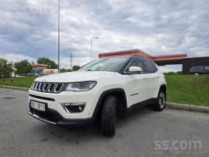 White Jeep Compass 2018 in Riga, with an engine capacity of 2.00 L and mileage of 125 thousand km for 15550 €, photo 4 on AUTOMOTO.COM.LV