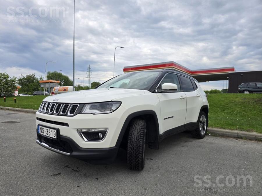 White Jeep Compass 2018 in Riga, with an engine capacity of 2.00 L and mileage of 125 thousand km for 15550 €, photo 4 on AUTOMOTO.COM.LV